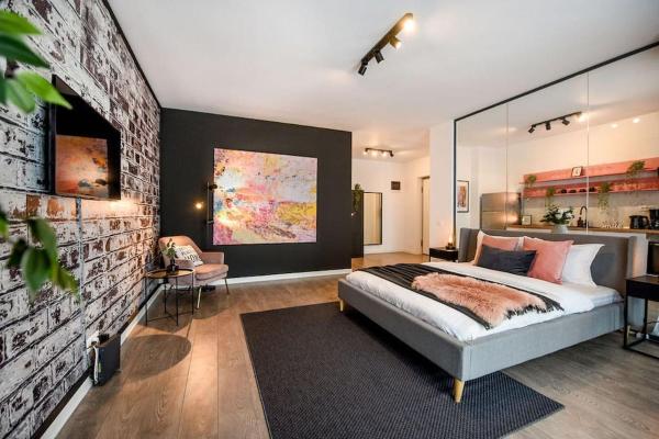 Pink Cloud - Bucharest Henri Coandă Airport (OTP)