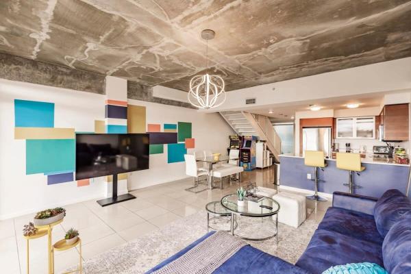 Hang Ten- Large Townhome Lux Amenities Parking - Miami Gardens, FL