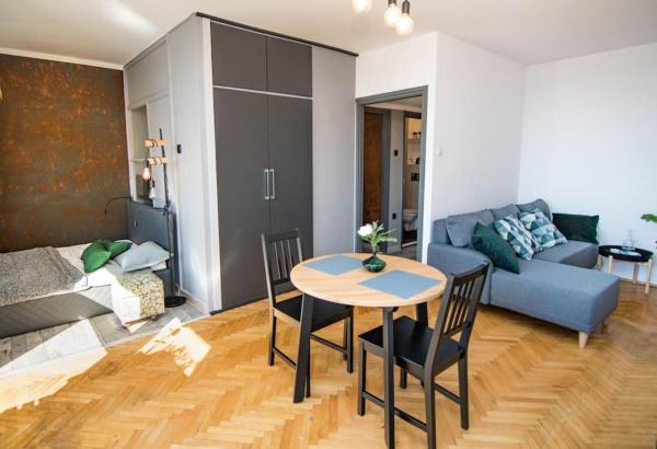 Bright 7th Floor Central Home With Balcony & View - Varsova