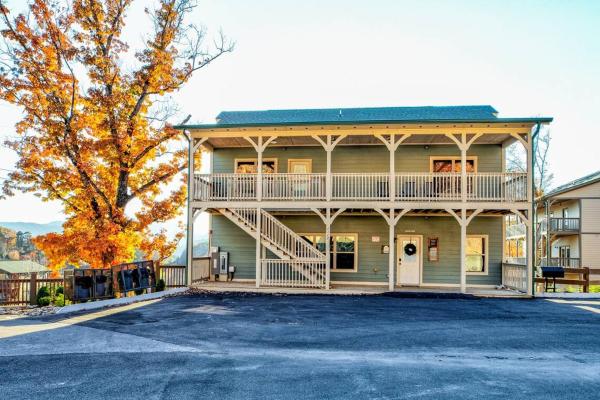 7-bedroom Mountain Lodge Near Dollywood With Hot Tub, Theater Room & Resort Pool - Gatlinburg, TN