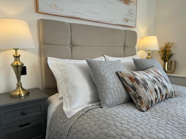 Elegant One Bedroom Apartment - Swindon