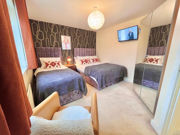 Payler House Sheffield-wifi -Large Parking Space-cozy 4 Bedrooms - Chesterfield