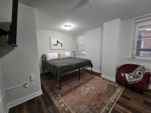 Cozy King Bed Stay At The Historic Inman - 201 - Champaign, IL