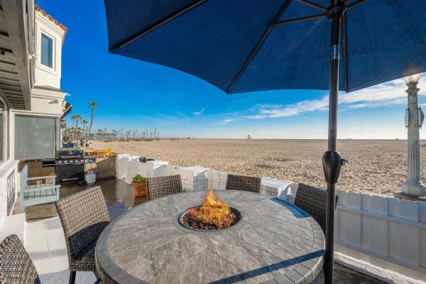 Charming 2 Story And 4 Bedroom Home On The Boardwalk - Newport Beach, CA