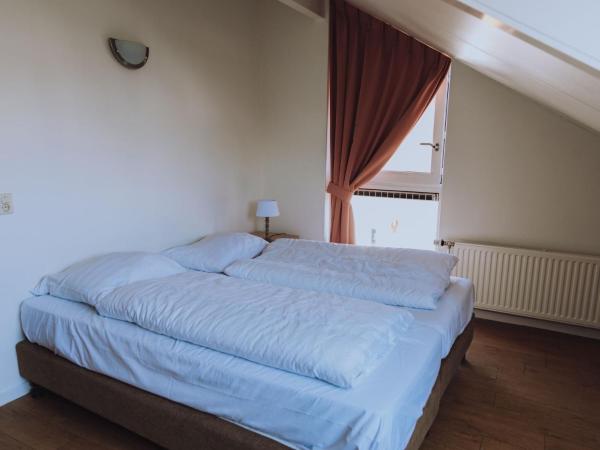 Houseboat In Waterpark With Private Dock - Zaandam