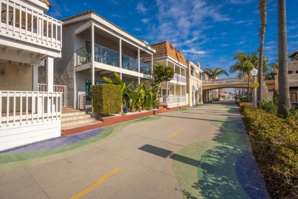 5 Bedroom Duplex With Patio & Balcony Walk To Pier - Newport Beach, CA
