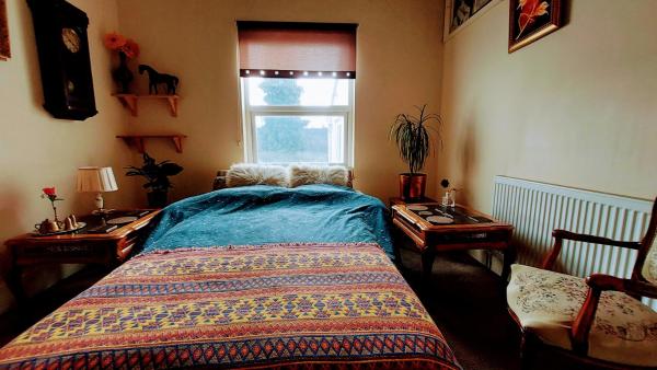 Racecourse Room In Cheltenham With Bathroom Access. - Tewkesbury