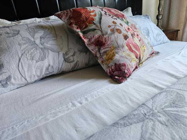 Quality Queen Bed, Luxury Linen, Wi-fi & Smart Tv - Alberton