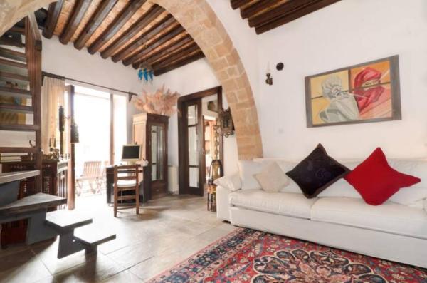 Historical House In The Old City Of Nicosia - Агландзия