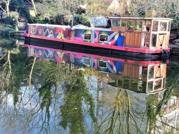 Slash Arts Houseboat On Secluded Mooring In Central London - London, UK