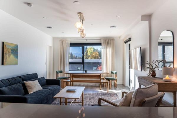 Snowed Inn - Stunning 3 Bedroom Condo - 레블스토크