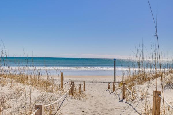 Ocean-view Apt In Emerald Isle - Walk To Beaches! - Emerald Isle, NC