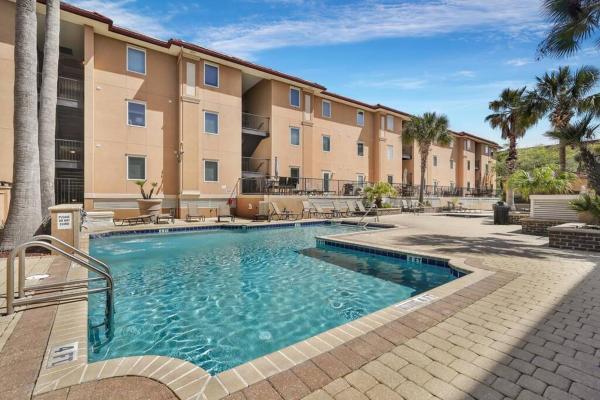 3 Br Condo 2 Pools And Hot Tub Walk To Beach - Tybee Island, GA