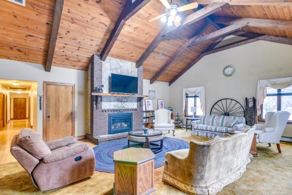 Bellingham Retreat With Fire Pit And Lake Access! - Bellingham, MA