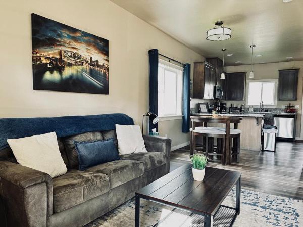 Cheerful New 2 Bedroom Home In Cul De Sac Netflix - 피닉스