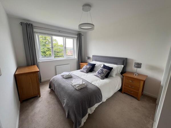 Modern 2 Bedroom Flat In Quiet Village W/ Ensuite - Glasgow Airport (GLA)