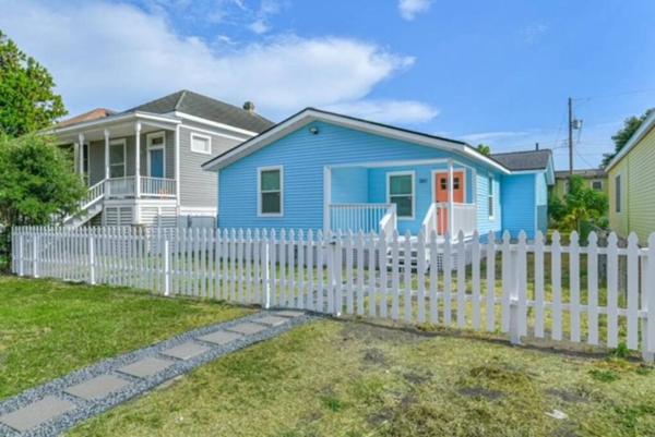 Bella's Beach House 2811 Avenue O 1/2 - Galveston, TX