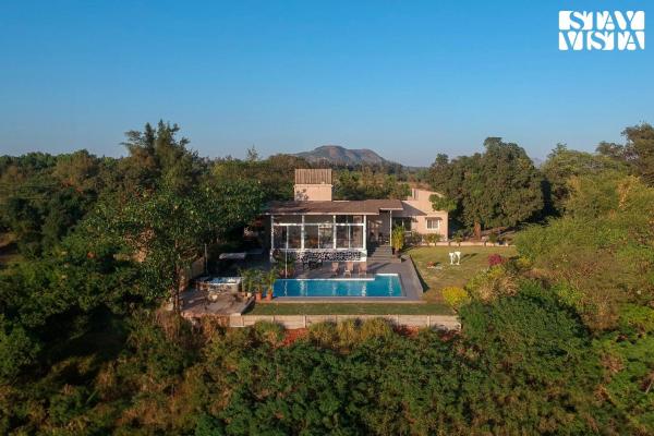 Stayvista's The Estate - Luxury Living - Kusur - Mountain-view Villa With Private Pool, Outdoor Jacuzzi & Indoor-outdoor Activities - 