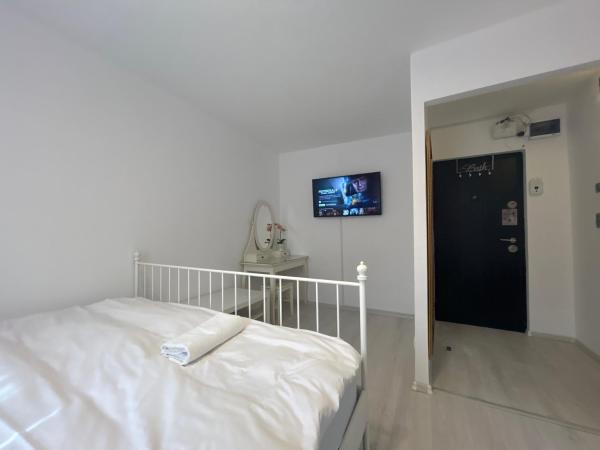 Piata Sudului Host - Bucarest