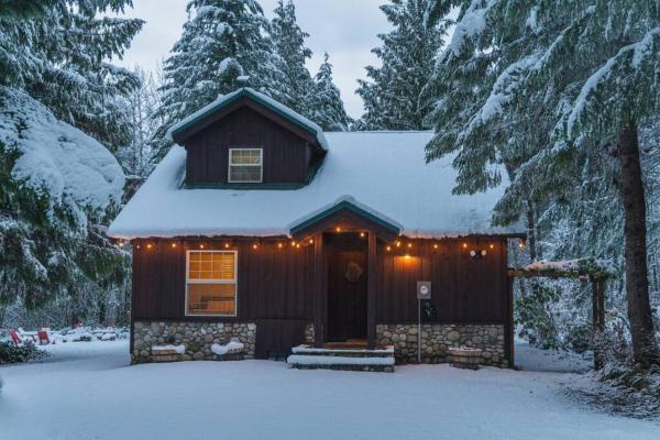 River Rock Chalet :: Hot Tub, Pets, Stevens Pass - Skykomish, WA