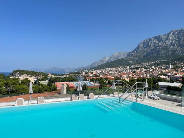 Uzelac Apartment With Pool - Tučepi