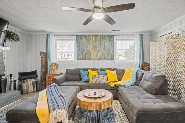 Stylish Haven 11 Minutes From The Richmond Airport - Chesterfield, VA
