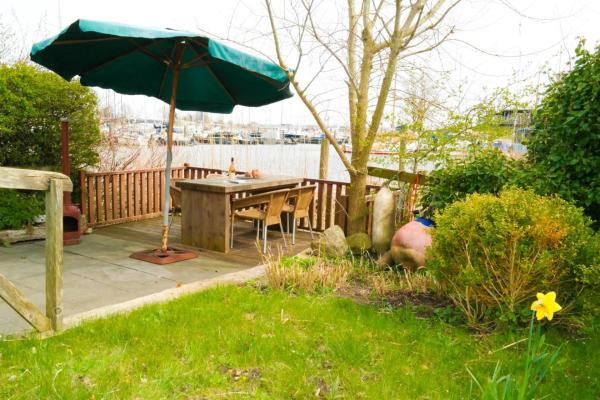 Bijzonder Chalet An Der Marina Met Sauna - Dokkum
