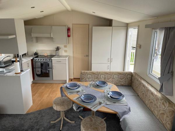 Whitstable 2 Bed Fully Fitted Seaside Caravan - Isle of Sheppey
