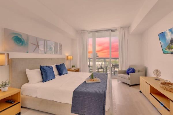 Modern 2 Br - Beachwalk Resort - Pool - Gym - Hallandale Beach, FL