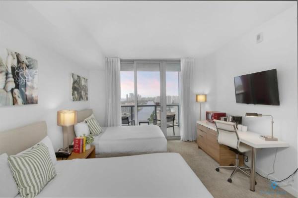 Upper Studio With Balcony - Pool - Gym - Hallandale Beach, FL