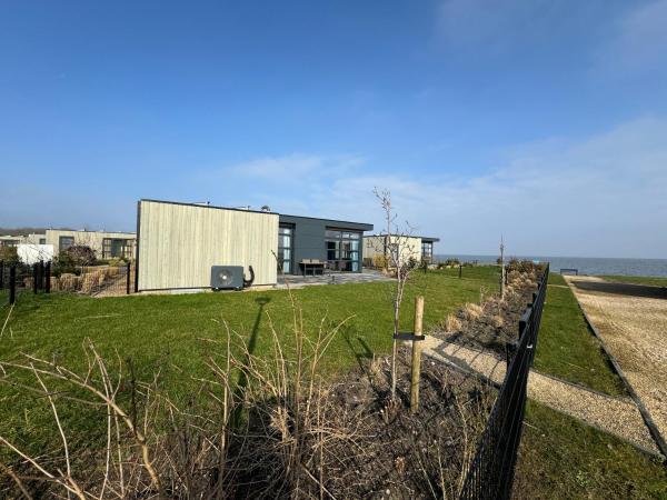 Enkhuizer Strand Chalet Strandpanorama Zweite Reihe Mit Zaun Hausnr 203 - Enkhuizen