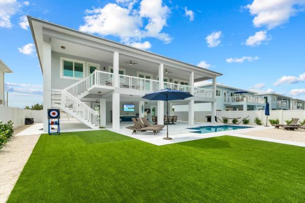Luna Light ~ Waterfront ~ Pool ~ Dock ~ Views - Key Colony Beach, FL