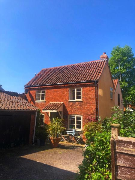 Southwell Holiday Cottage - Luxurious Quiet Cottage Sleeps 4 Off Road Parking - Newark-on-Trent