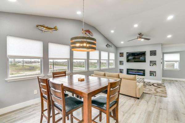 Modern Freeport Home With Views Walk To Beach! - Surfside Beach, TX