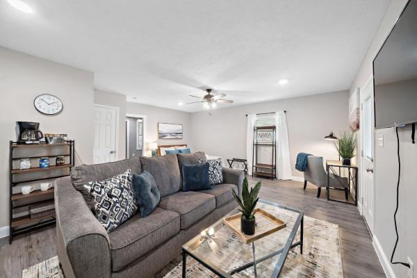 Baytown Private Studio Apartment Covered Patio Sleeps 4 By The Bay Skate Park Main Street Water Park - Baytown, TX
