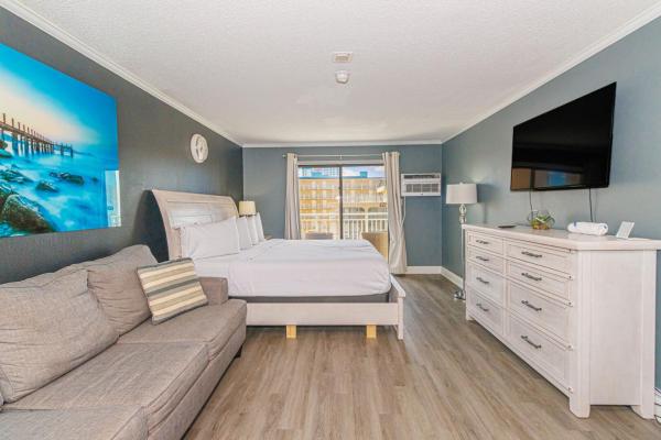 Beautifully Updated Queen Suite-partial Ocean Views! Sea Mist 50601 - Myrtle Beach, SC