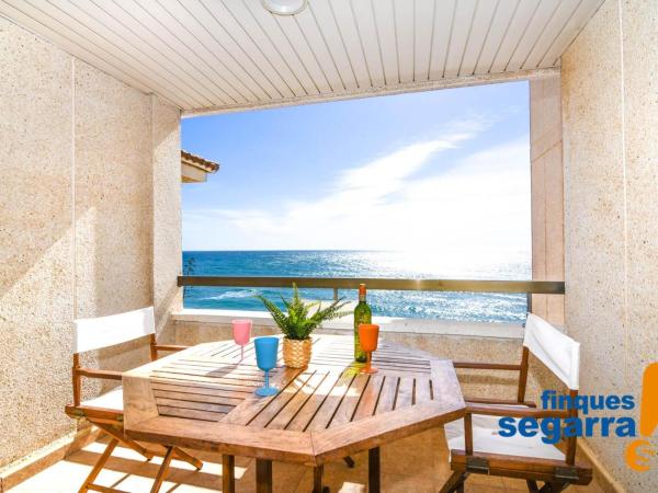 Apartamento De 3 Dormitorios, En Primera Línea De Mar Con Vistas, Parking Y Jardín Comuni. - Es-320-17 - El Vendrell