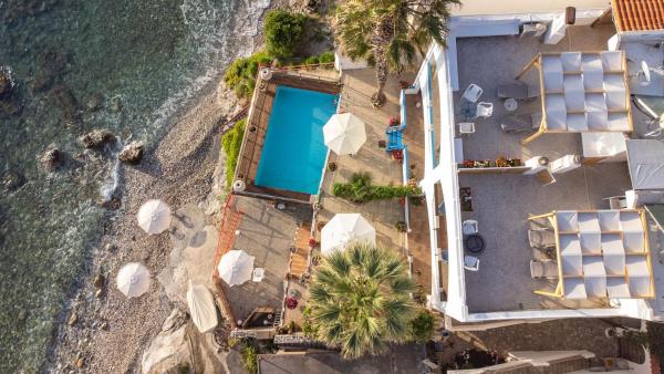 Exclusive Seaside Retreat With Shared Pool & Private Beach Access - Crete