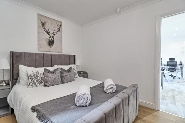 Spacious 3-bedroom Apartment For 5 I Free Parking I Rayleigh Centre - Southend-on-Sea