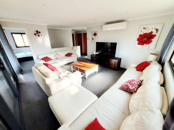 Huge Home, 9 Bed, 6 Bath, Sleeps 22, Central Location, Walk To Shops - Jindabyne