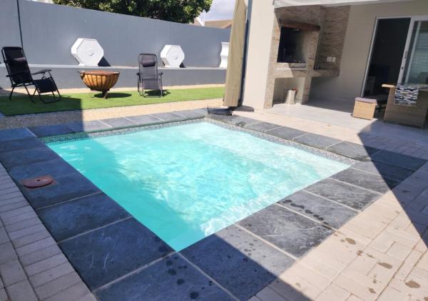 Lion's Den By Ustay - 蘭戈班