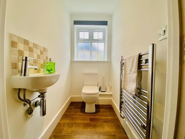 Just £45pppn! Prime Comfort For Contractors With Spacious Parking, Plush Beds, Top-notch Amenities, Flexible Stays & Lightning-fast Internet - Woking