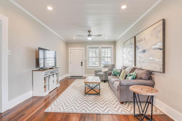 4 Mi To Moody Gardens: Sleek Home W/ Deck & Yard! - Public Beach, Galveston