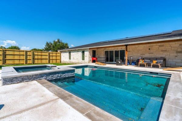 The Gateway - 6bed W Two Houses Gameroom & Pool - Austin, TX