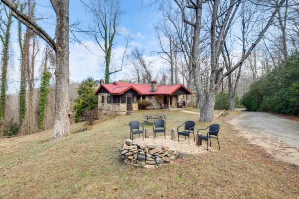 Peaceful Hendersonville Cabin - Hot Tub And Fire Pit - Hendersonville, NC