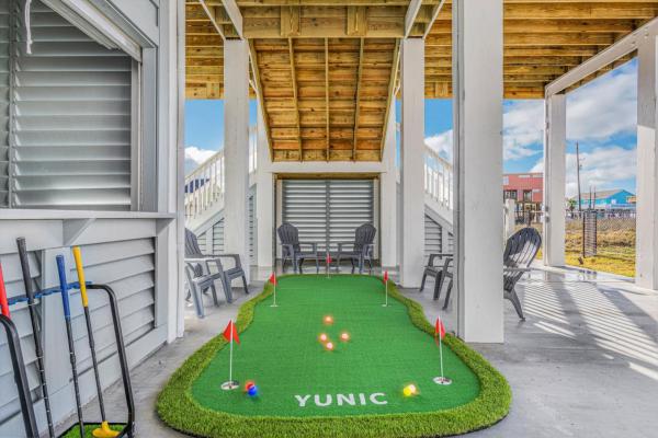 Luxury Beach House Glow In Dark Golf Game Room - Crystal Beach, TX