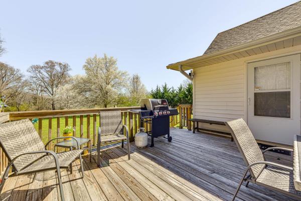 The Farmhouse In Fort Lawn With Fire Pit And Deck! - Great Falls, SC