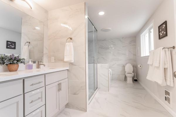 Burien's Top Unit With Spa-inspired Bathroom - Vashon, WA