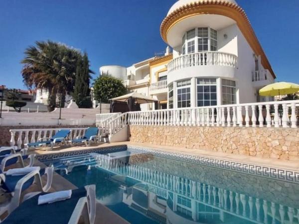 Villa Girassol - Privat Pool & Garage & Albufeira Center - Albufeira