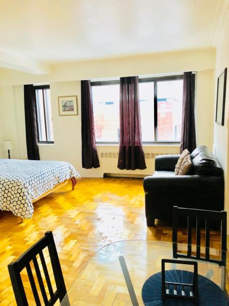 Stylish Montreal Apartment: Comfortable Stay In The Golden Square Mile - Montreal